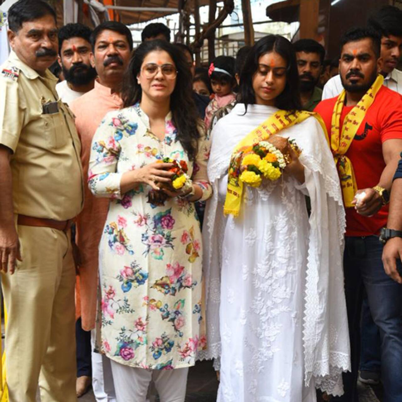 Nysa Devgn visits Siddhivinayak temple along with mom Kajol; netizens ...
