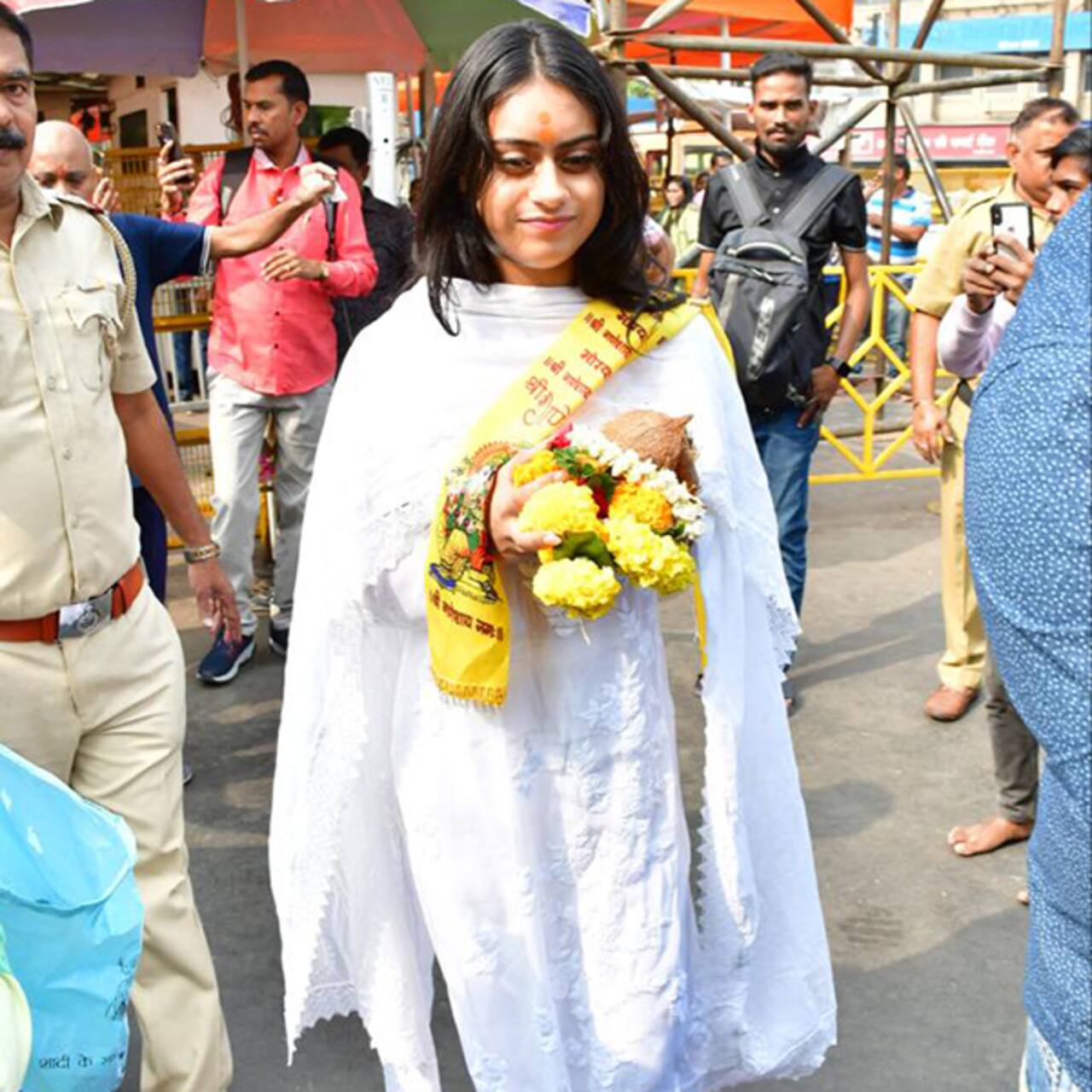 Nysa Devgn visits Siddhivinayak temple along with mom Kajol; netizens ...