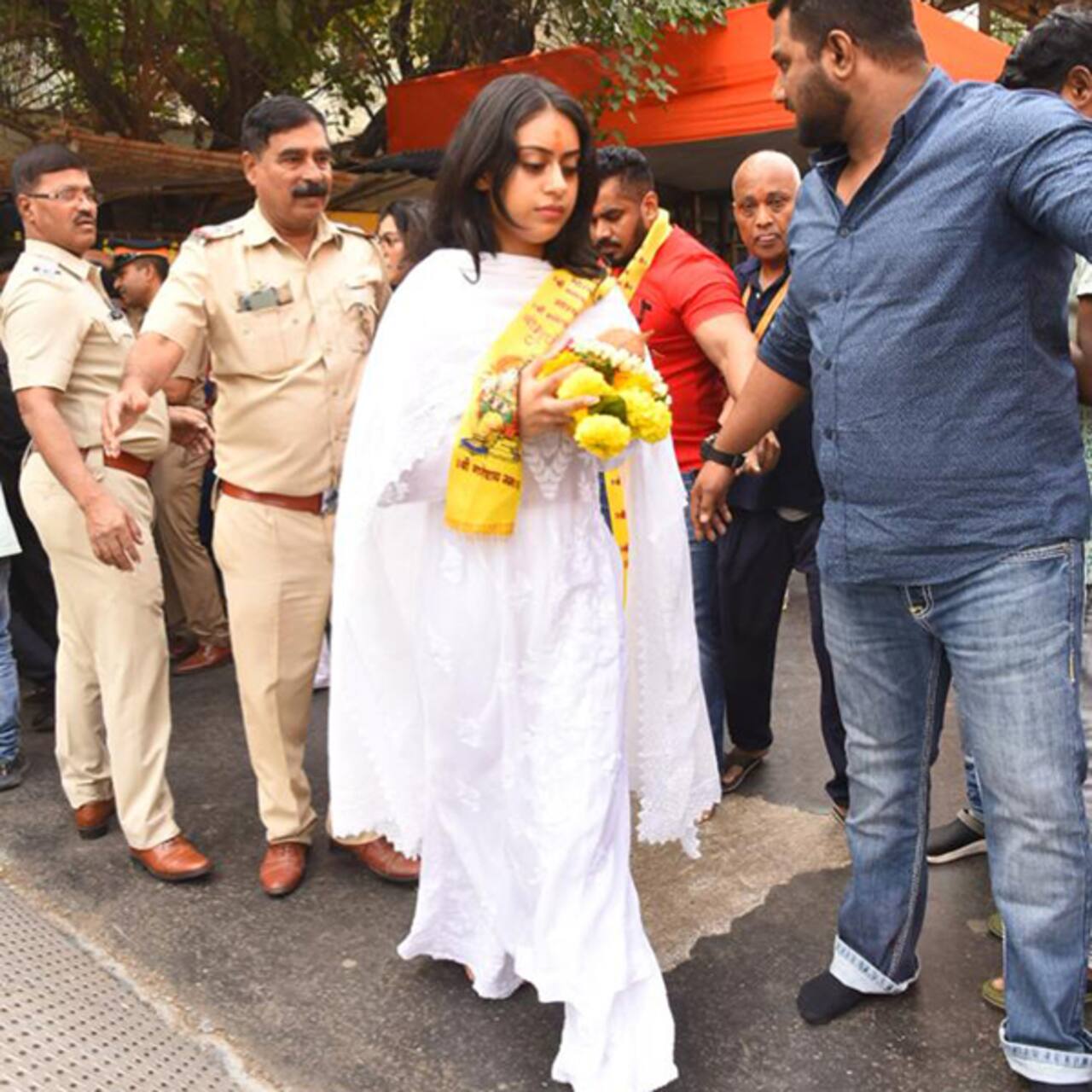 Nysa Devgn visits Siddhivinayak temple along with mom Kajol; netizens ...