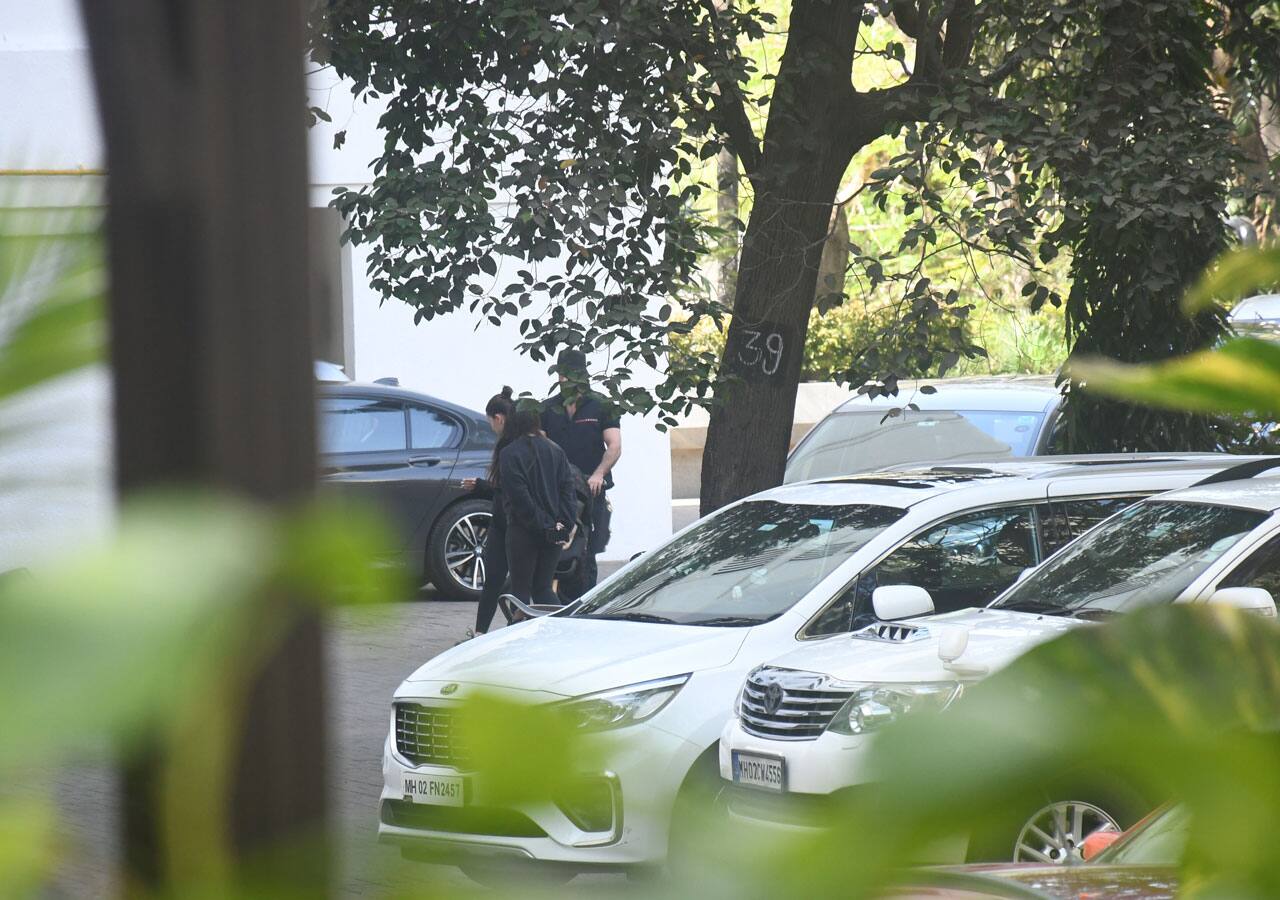 Alia Bhatt and Ranbir Kapoor take a walk with baby Raha Kapoor on a ...
