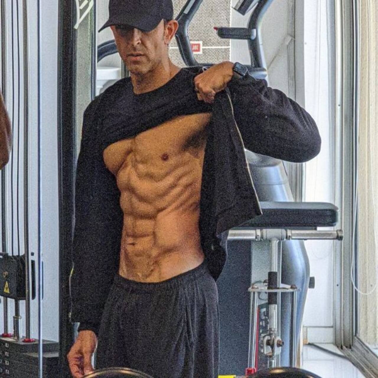 Hrithik Roshan flaunts his six pack abs, See pictures : ऋतिक रोशन ने ...
