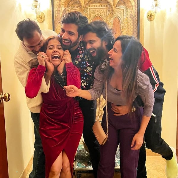 Devoleena Bhattacharjee ने शादी के बाद पति और दोस्तों संग मनाया न्यू ...