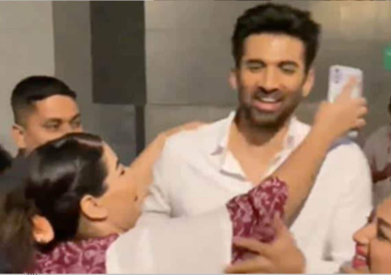 Aditya Roy Kapoor forced for a kiss, Sara Ali Khan touched ... Aditya Roy Kapoor forced for a kiss, Sara Ali Khan touched ...