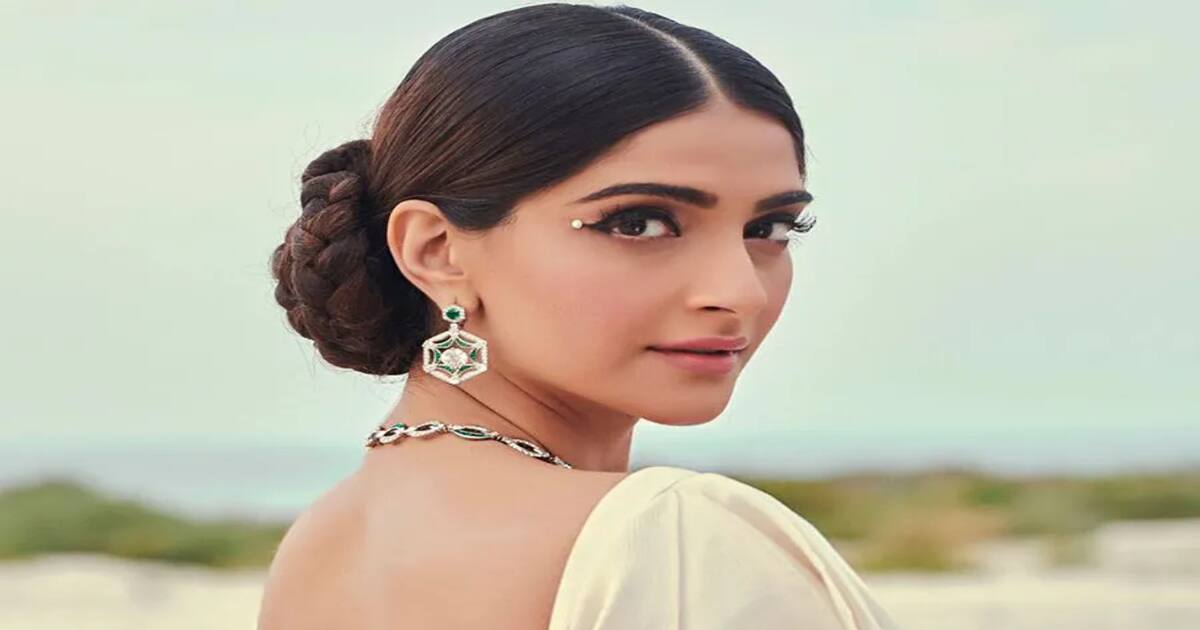 Bollywood actresses' sexy back