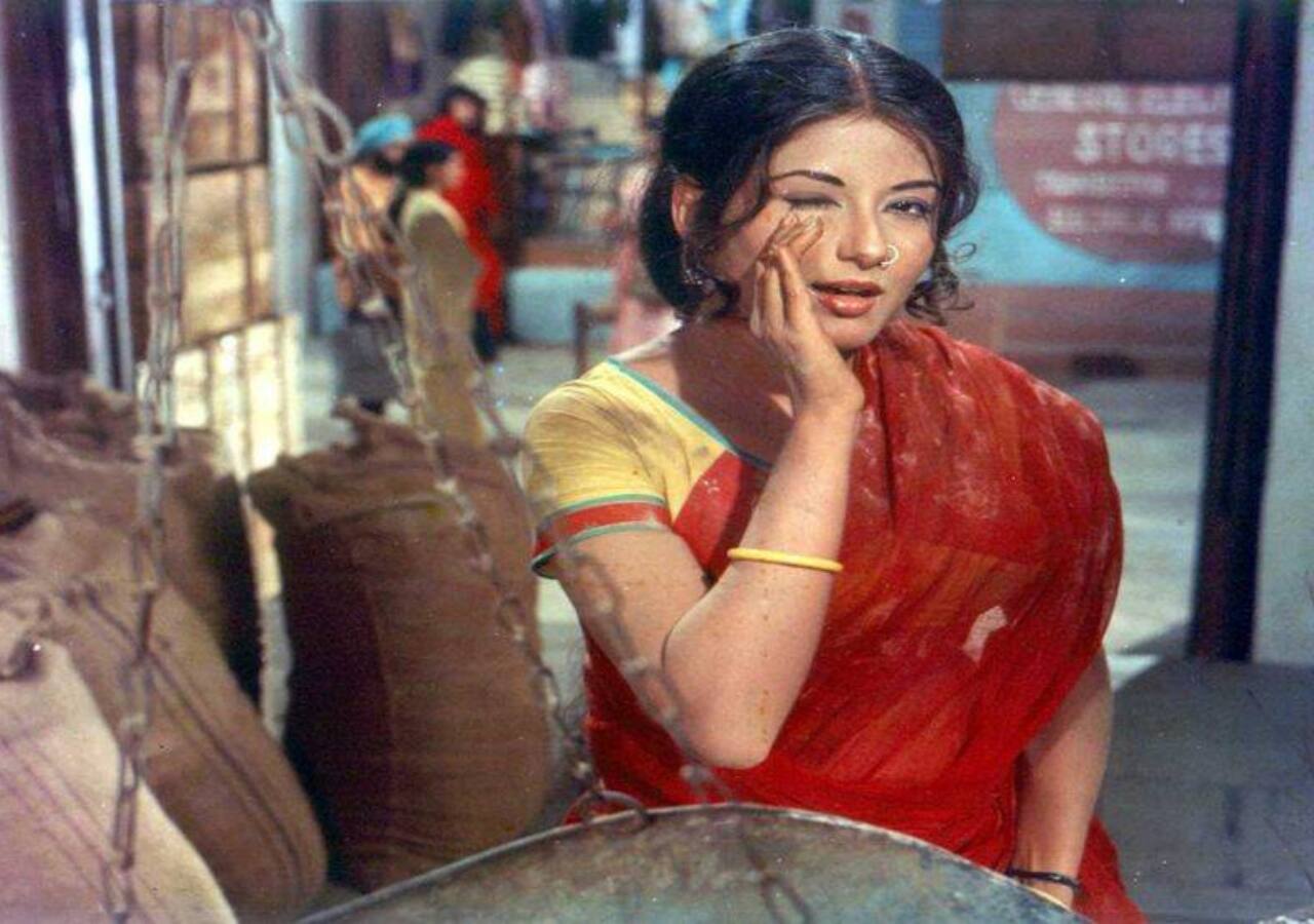 Smita Patil To Moushumi Chatterjee: These Bollywood Actresses Cried ...