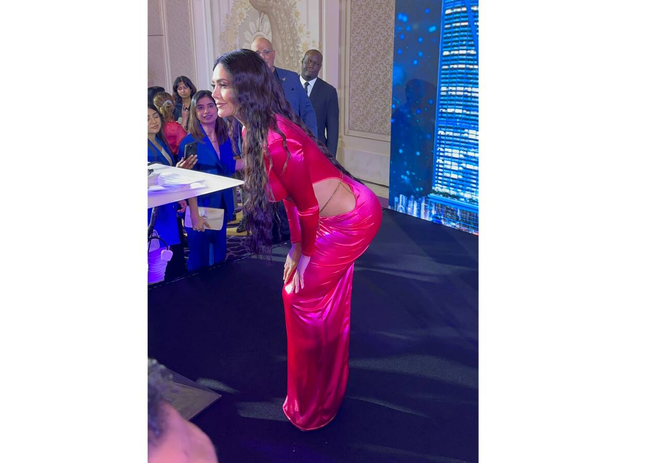 Esha Gupta Looks Hot and Sexy in pink outfit people compare her with ...