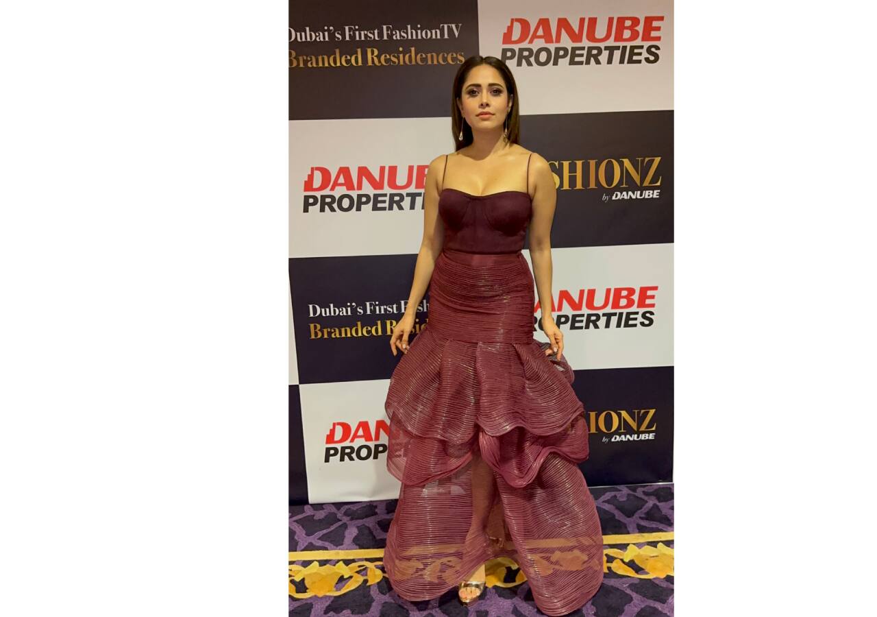 Esha Gupta Looks Hot and Sexy in pink outfit people compare her with ...