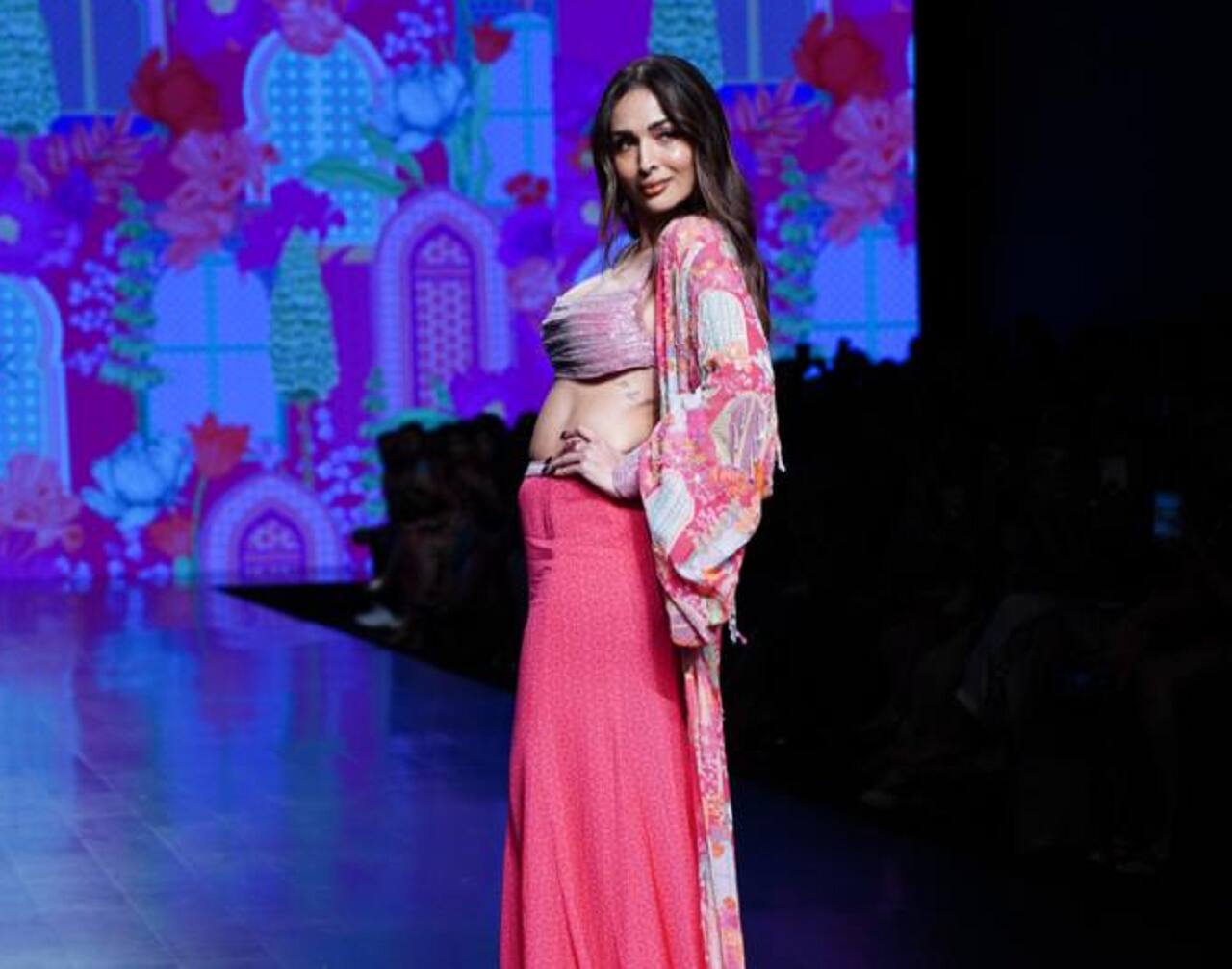 Malaika Arora flaunts her washboard abs as she walks the ramp at the age of 49; netizens say ...