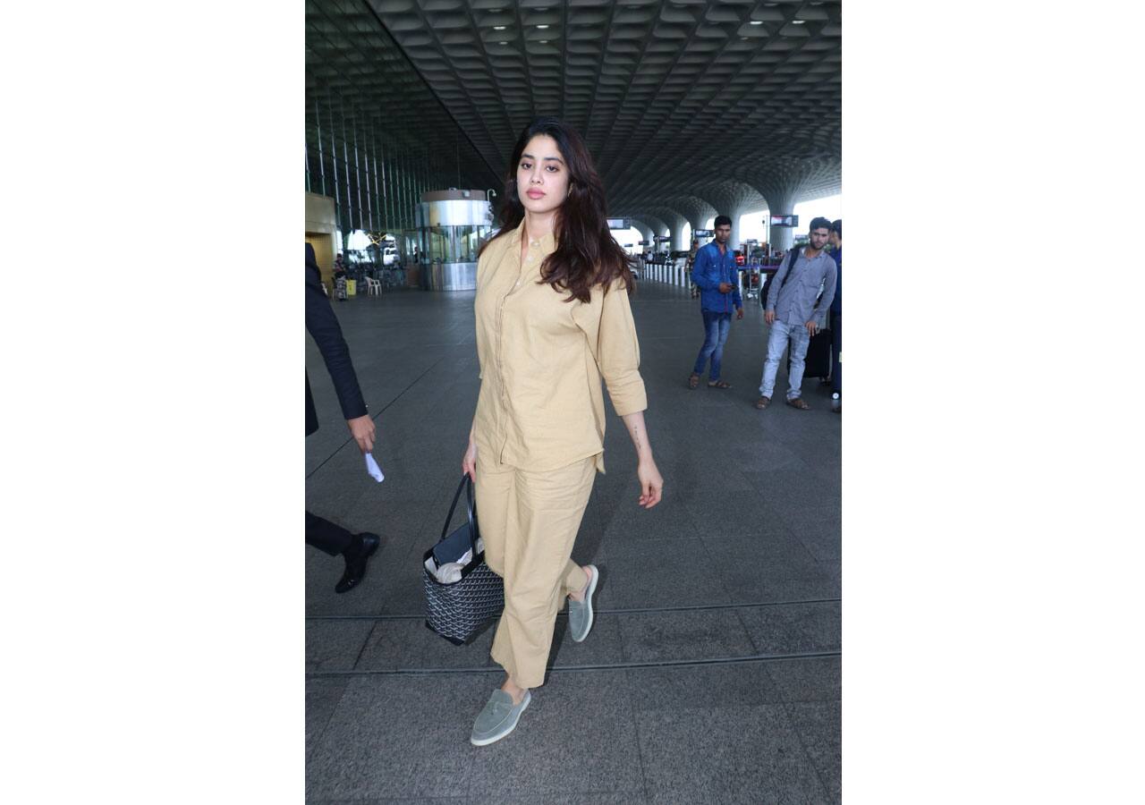 Janhvi Kapoor Spotted At Mumbai Airport Photos Viral On Social Media - Janhvi Kapoor एयरपोर्ट पर ...