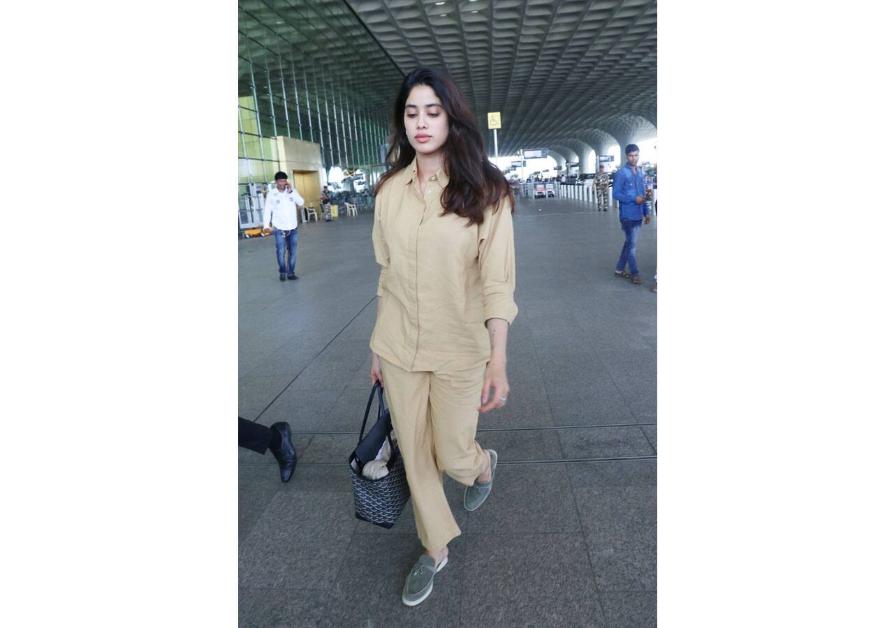 Janhvi Kapoor Spotted At Mumbai Airport Photos Viral On Social Media - Janhvi Kapoor एयरपोर्ट पर ...