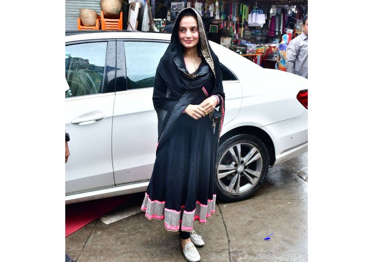 Gadar 2 actress Ameesha Patel take blessing at Mahim Dargah : अमीषा ...