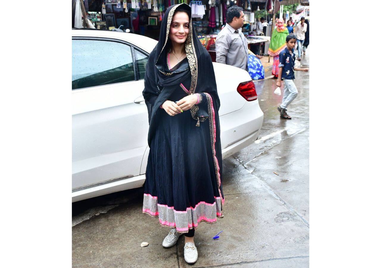 Gadar 2 actress Ameesha Patel take blessing at Mahim Dargah : अमीषा ...