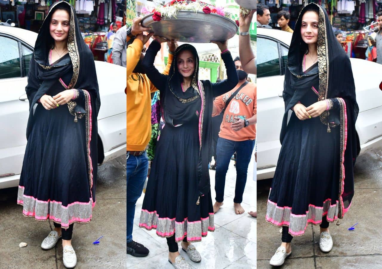 Gadar 2 actress Ameesha Patel take blessing at Mahim Dargah : अमीषा ...