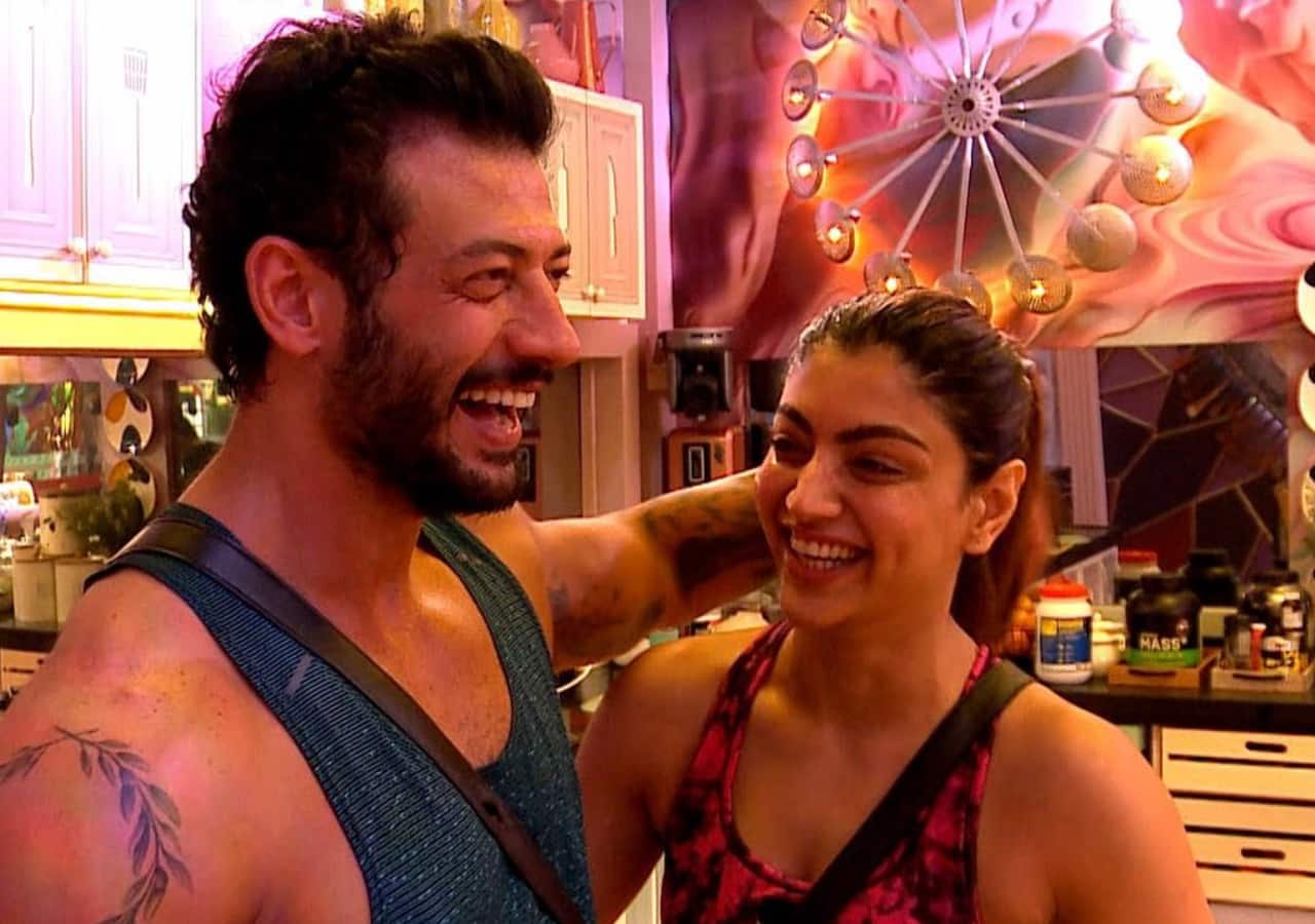 Bigg Boss Ott 2 Did Jad Hadid Make Akanksha Puri Uncomfortable This