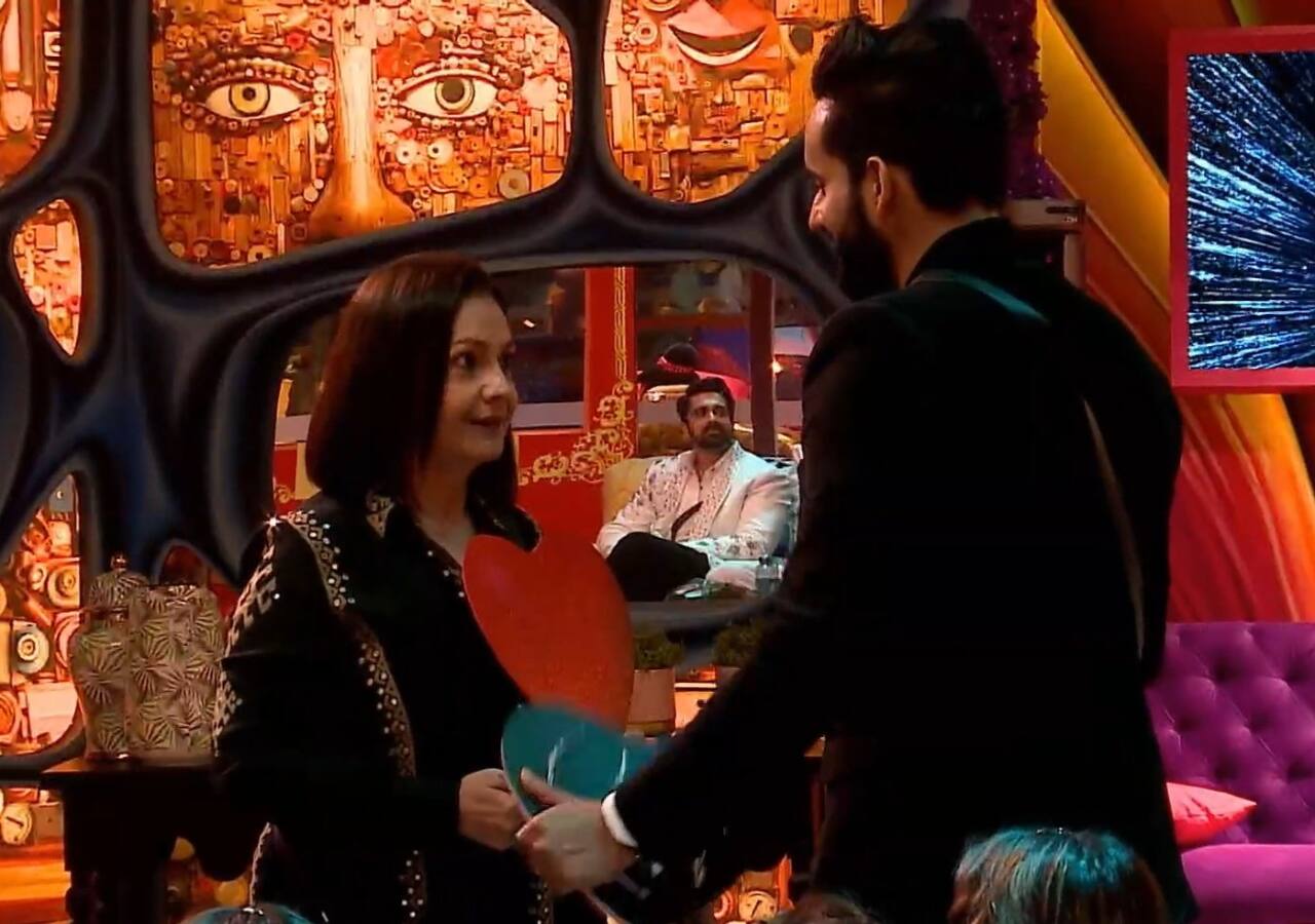 Bigg Boss Ott 2 Pooja Bhatt Extends Friendship Hand Towards Abhishek