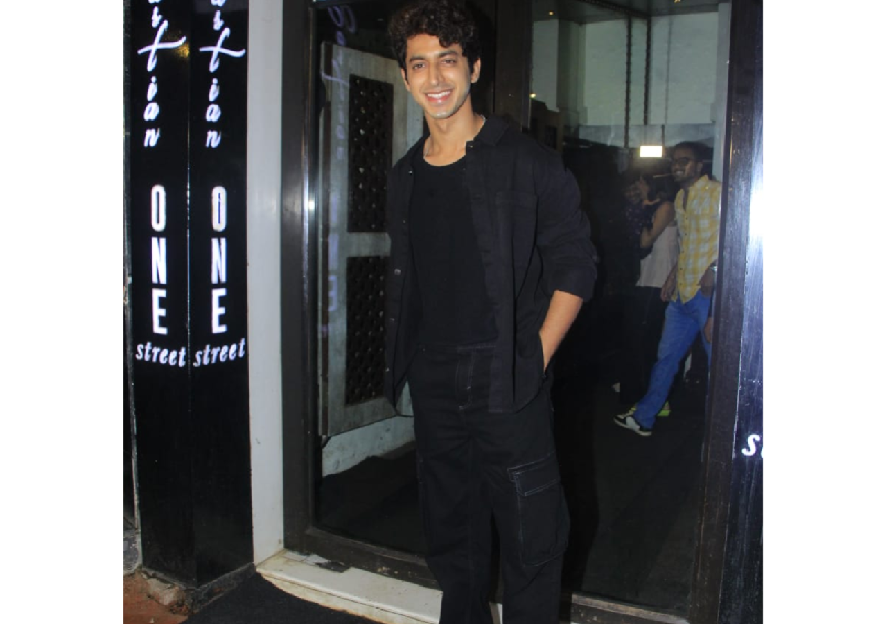 Suhana Khan dolls up in a short blue dress for The Archies co-star ...