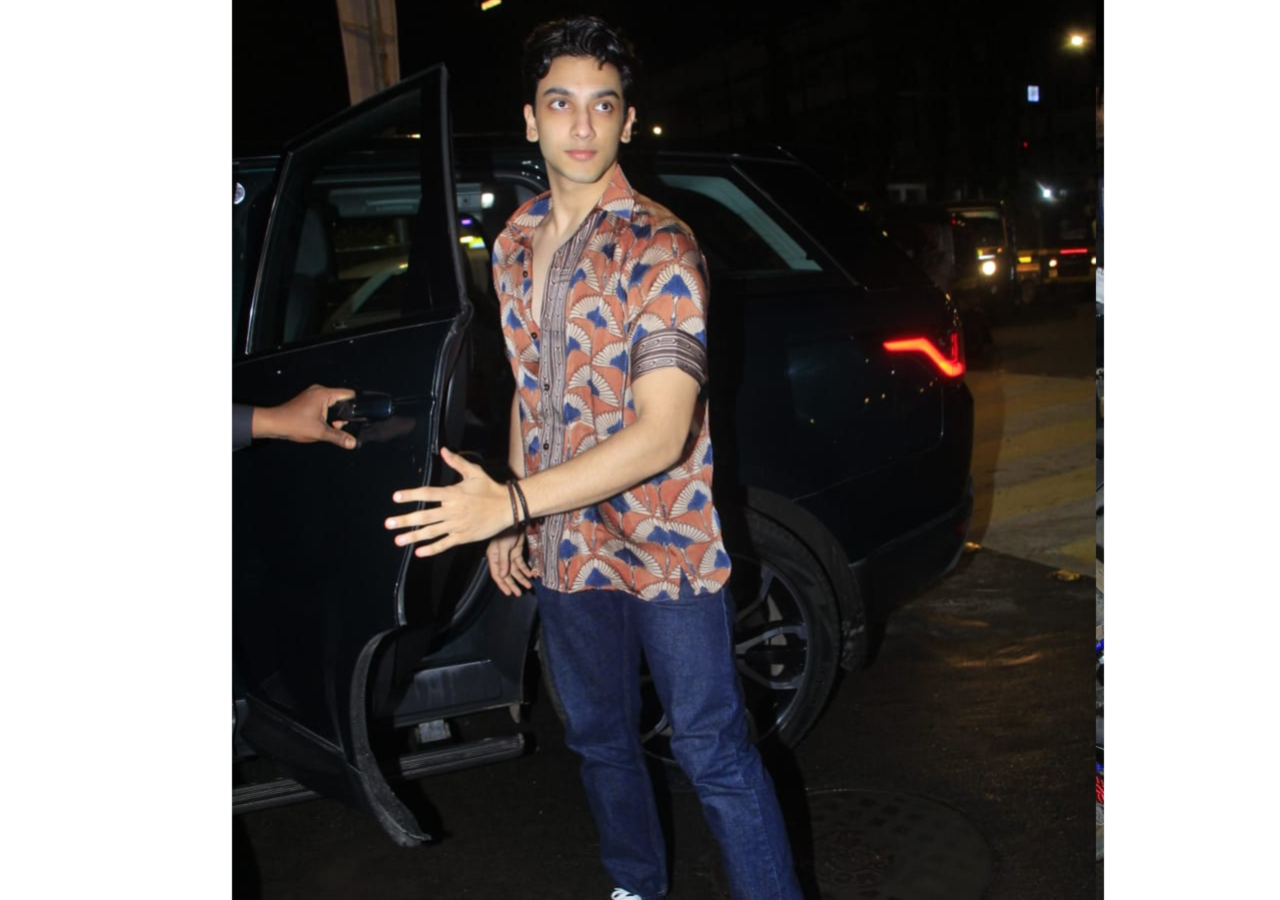 Suhana Khan dolls up in a short blue dress for The Archies co-star ...