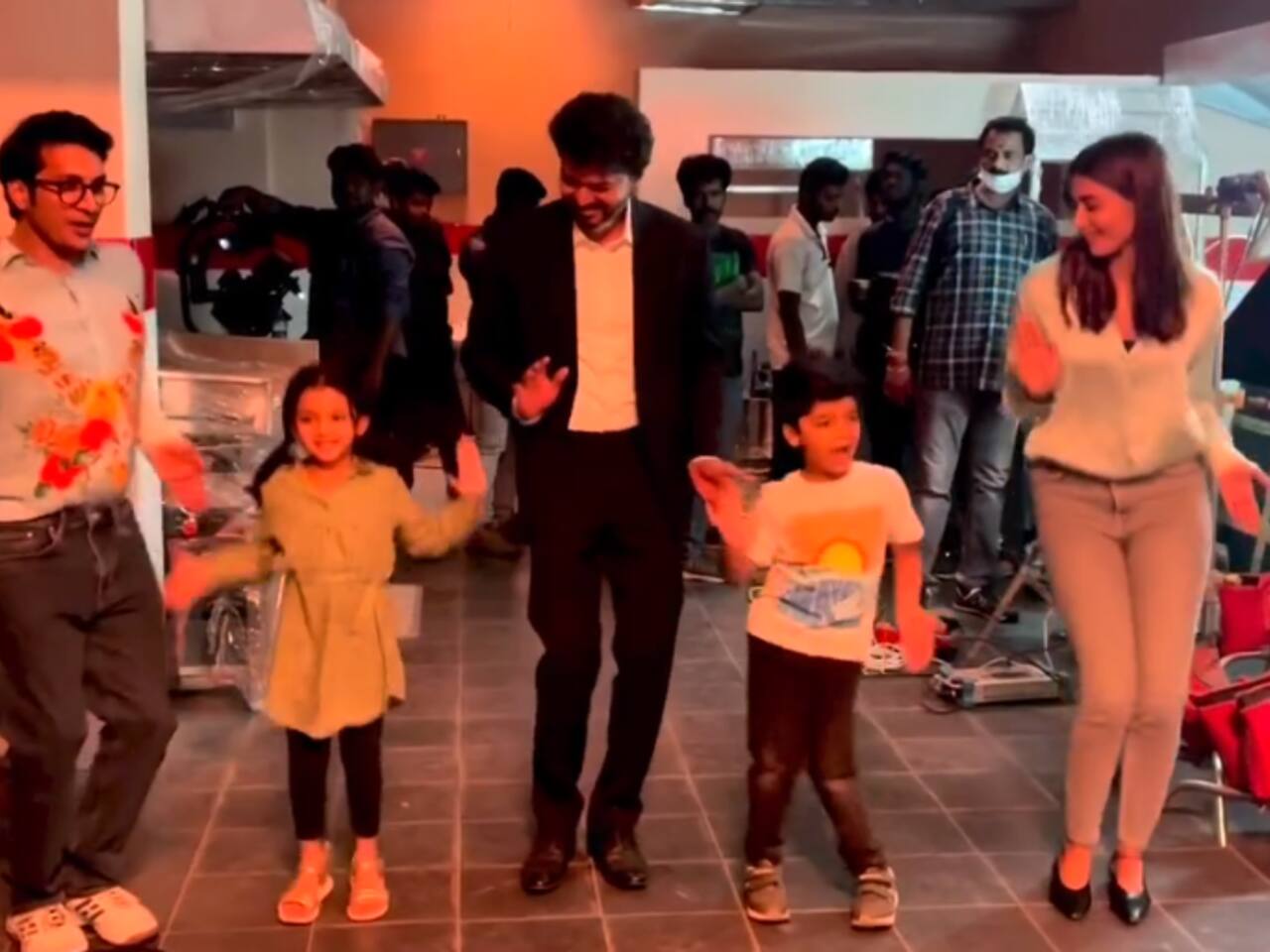 Pooja Hegde makes Thalapathy Vijay match Buttabomma hook step in unseen ...