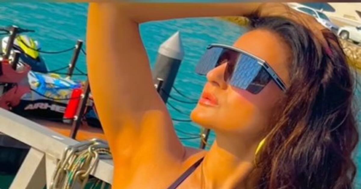 Gadar 2 actress Ameesha Patel's sizzling looks from her personal album that are not as sweet and ...