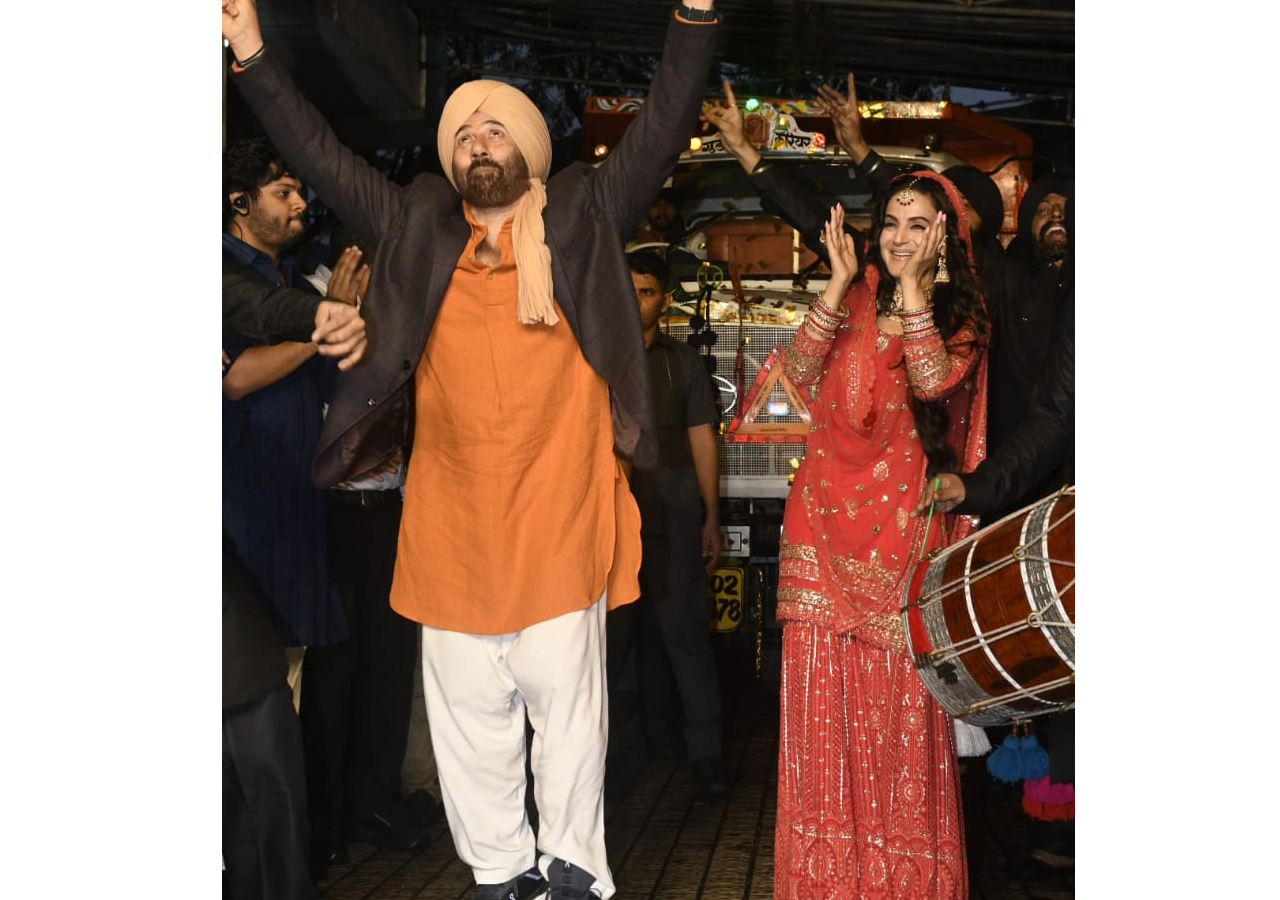 Gadar 2 Trailer launch event: Sunny Deol, Ameesha Patel make a smashing entry as Tara Singh and ...