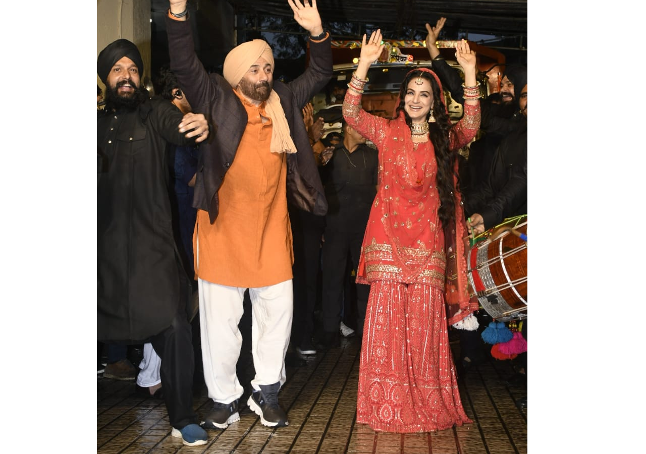 Gadar 2 Trailer launch event: Sunny Deol, Ameesha Patel make a smashing entry as Tara Singh and ...