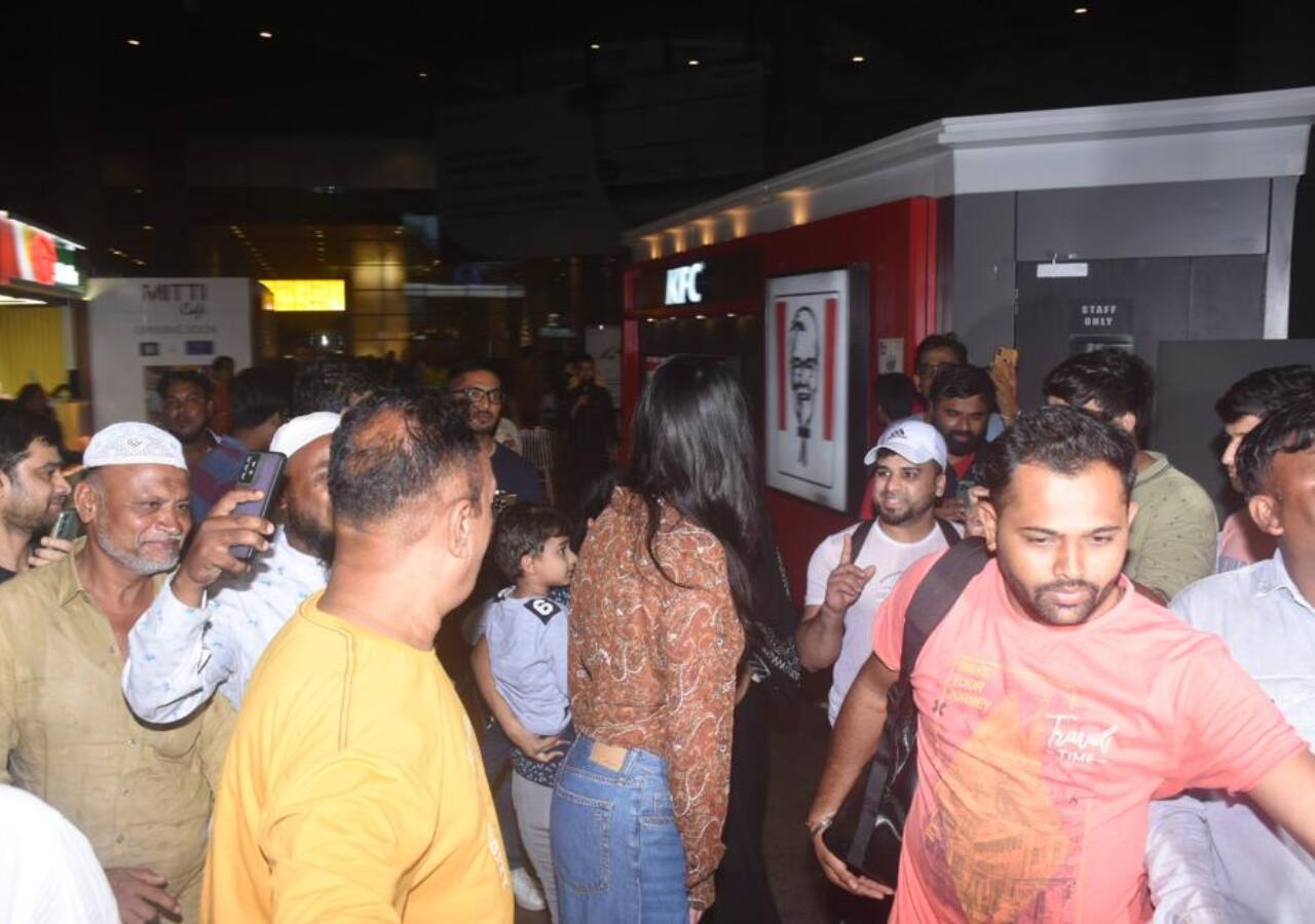 Tiger 3 beauty Katrina Kaif gets mobbed at airport; here's how she won ...