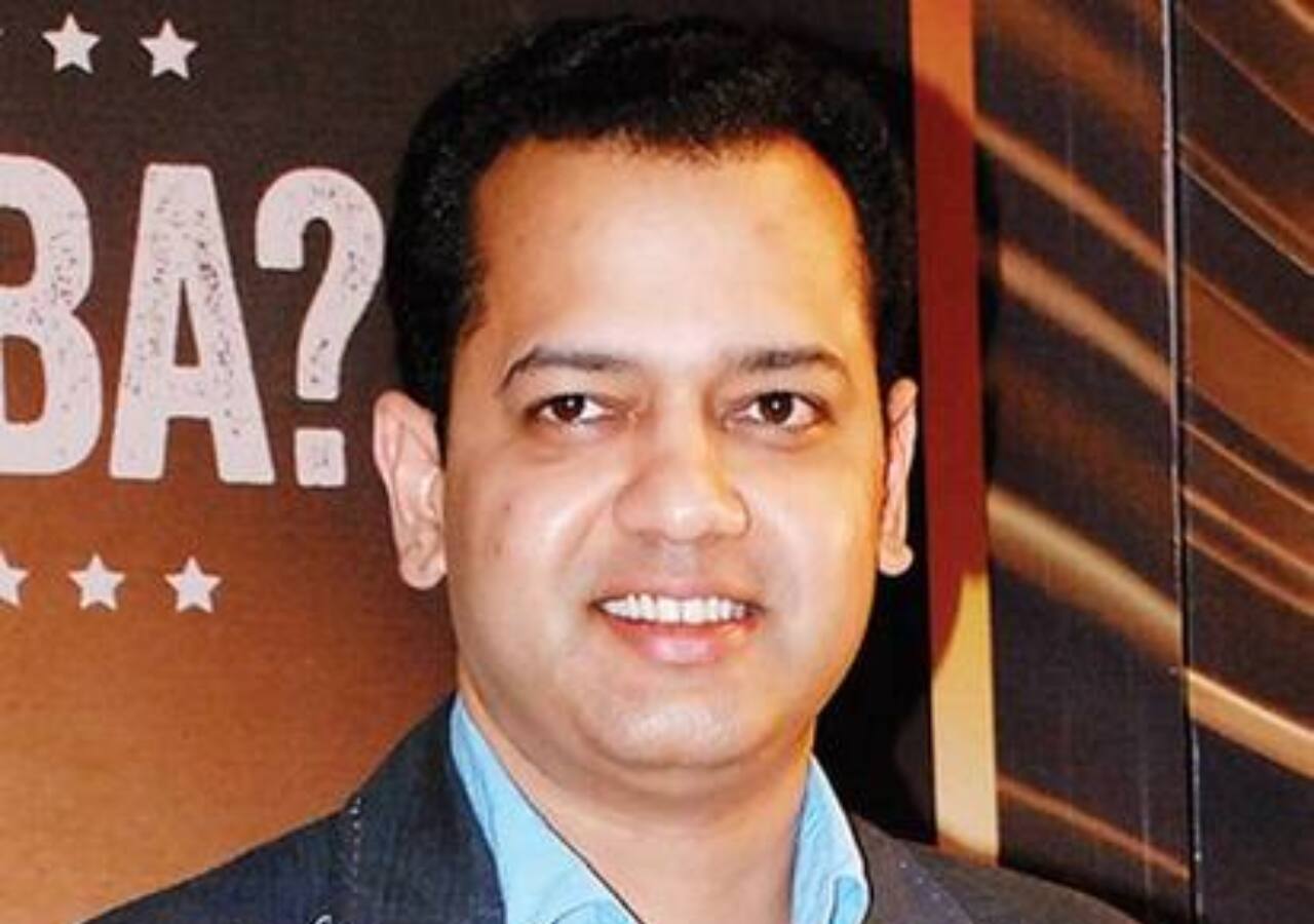 Bigg Boss OTT 2 star Jad Hadid showing his a*s to Swami Om throwing pee ...