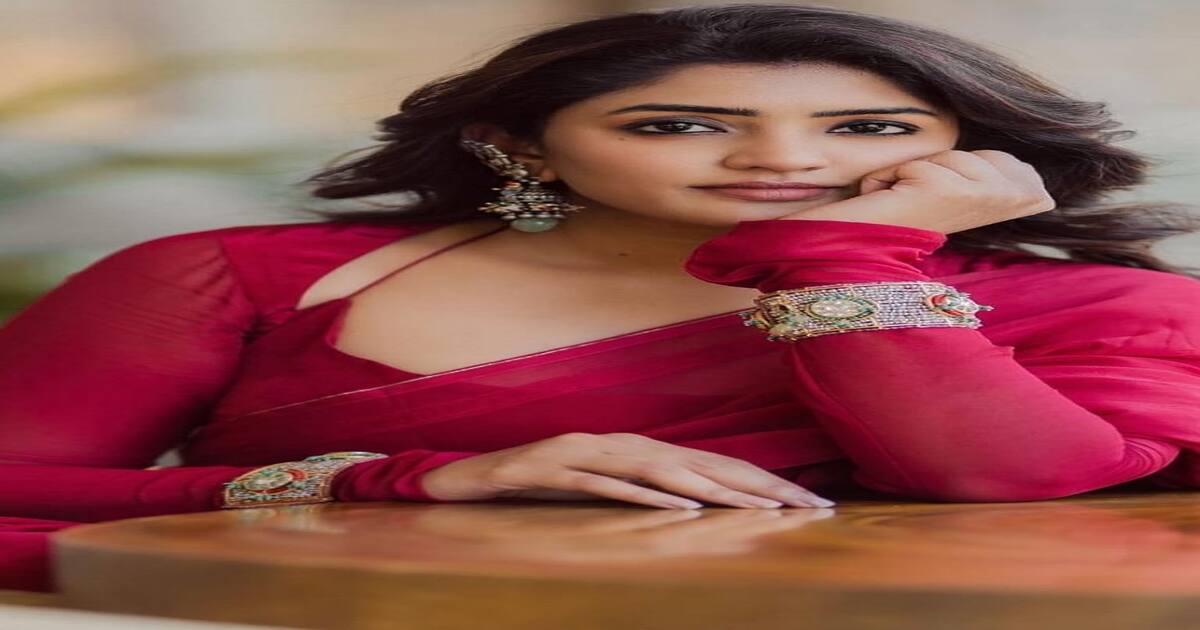 Top 10 pics of Eesha Rebba in sari will surely make your day.