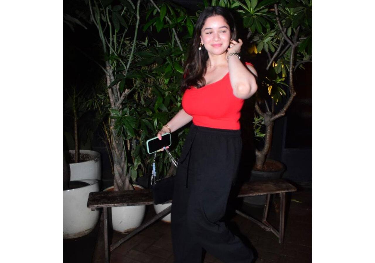 Sara Tendulkar Flaunts Her Pretty Curves In Red Top And Black Pants As She Gets Papped In The