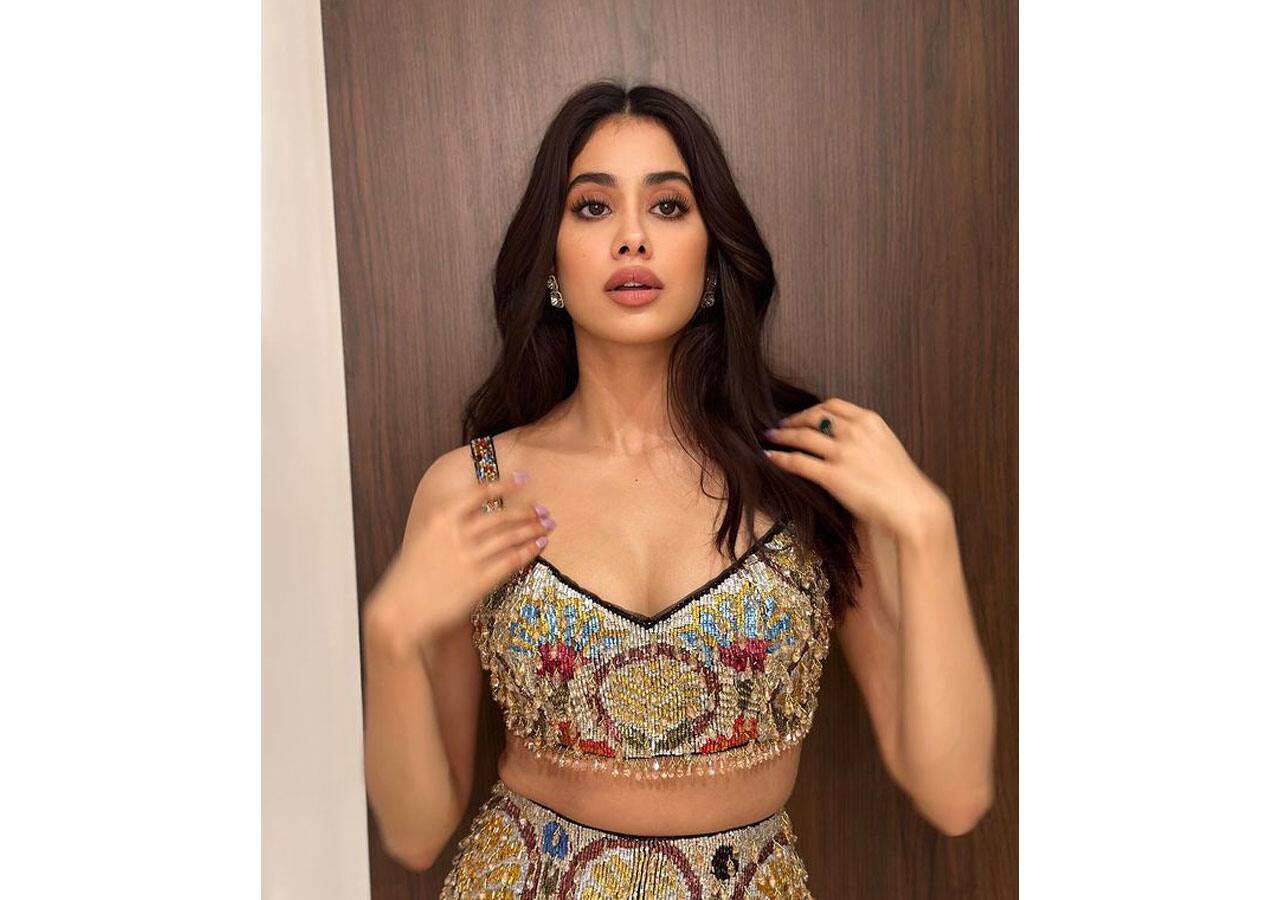 Janhvi kapoor Looks Super Glamorous In Star Studded outfit see pics - सितारों से जड़े आउटफिट में ...