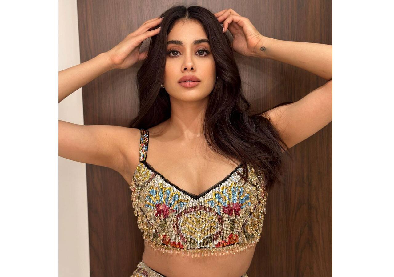 Janhvi kapoor Looks Super Glamorous In Star Studded outfit see pics - सितारों से जड़े आउटफिट में ...