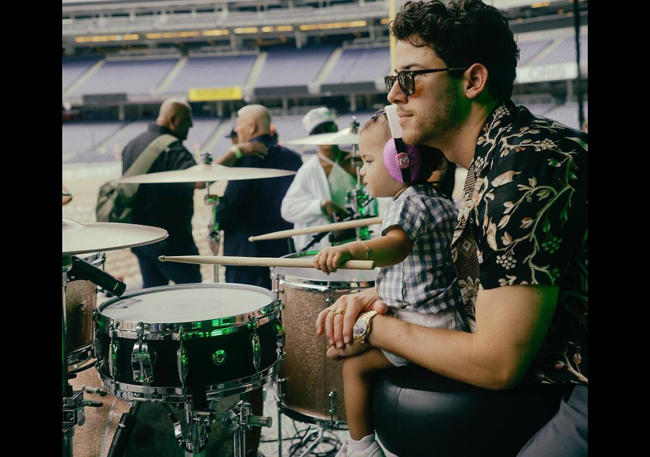 Priyanka Chopra drops steamy pictures with hubby Nick Jonas and you ...