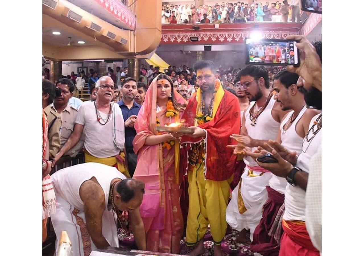 Parineeti Chopra, Raghav Chadha perform pooja at Mahakaleshwar temple ...