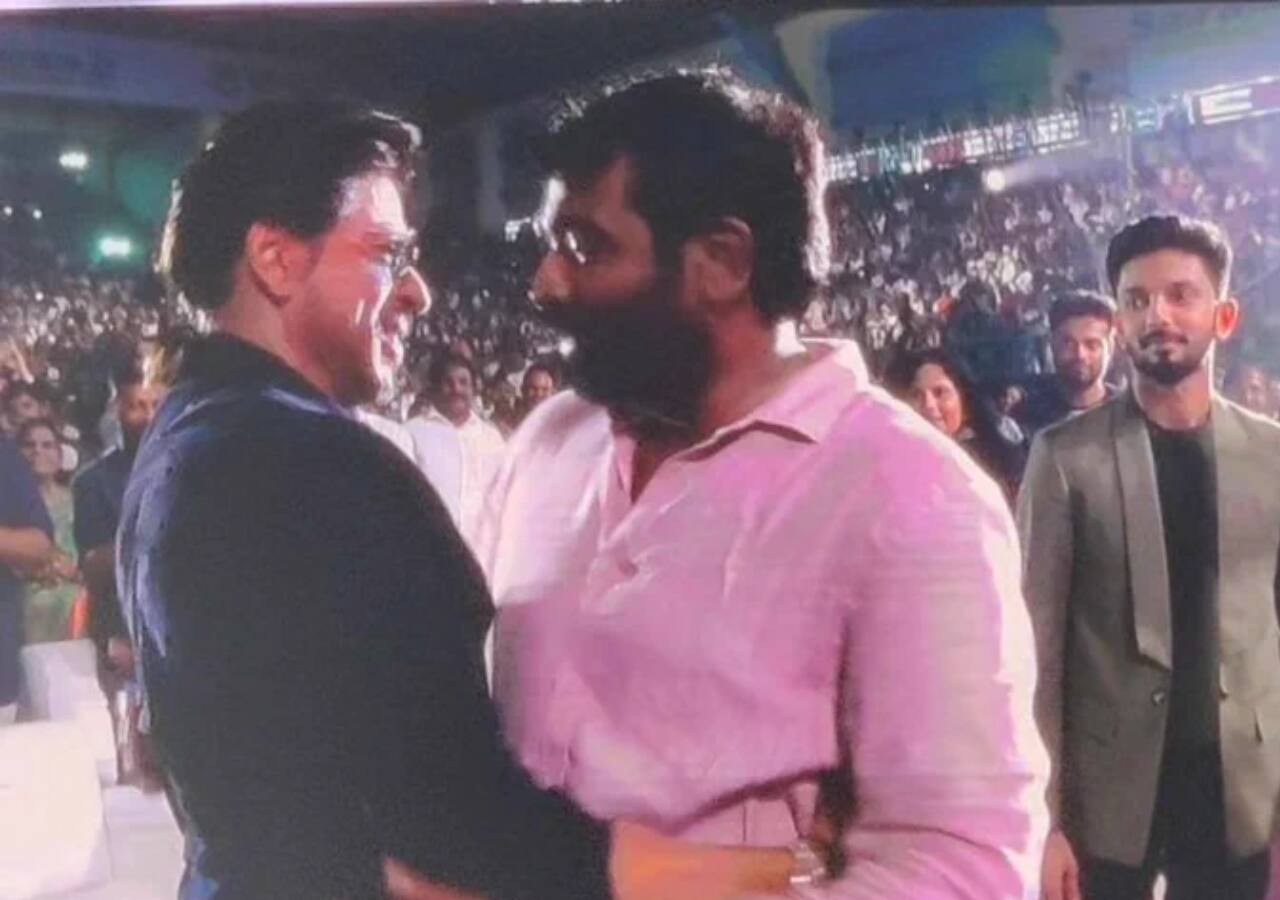 Jawan pre-release event: Shah Rukh Khan-Vijay Sethupathi hug to big ...