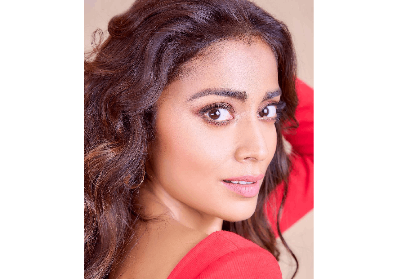 Drishyam star Shriya Saran sets internet ablaze in hot red coord set; flaunts well toned midriff ...