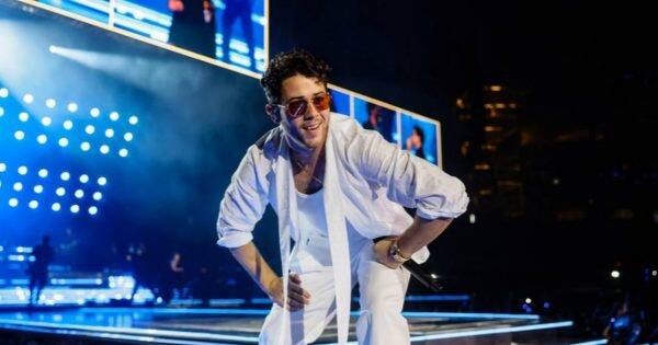 Nick Jonas falls off stage during live performance at concert, video ...