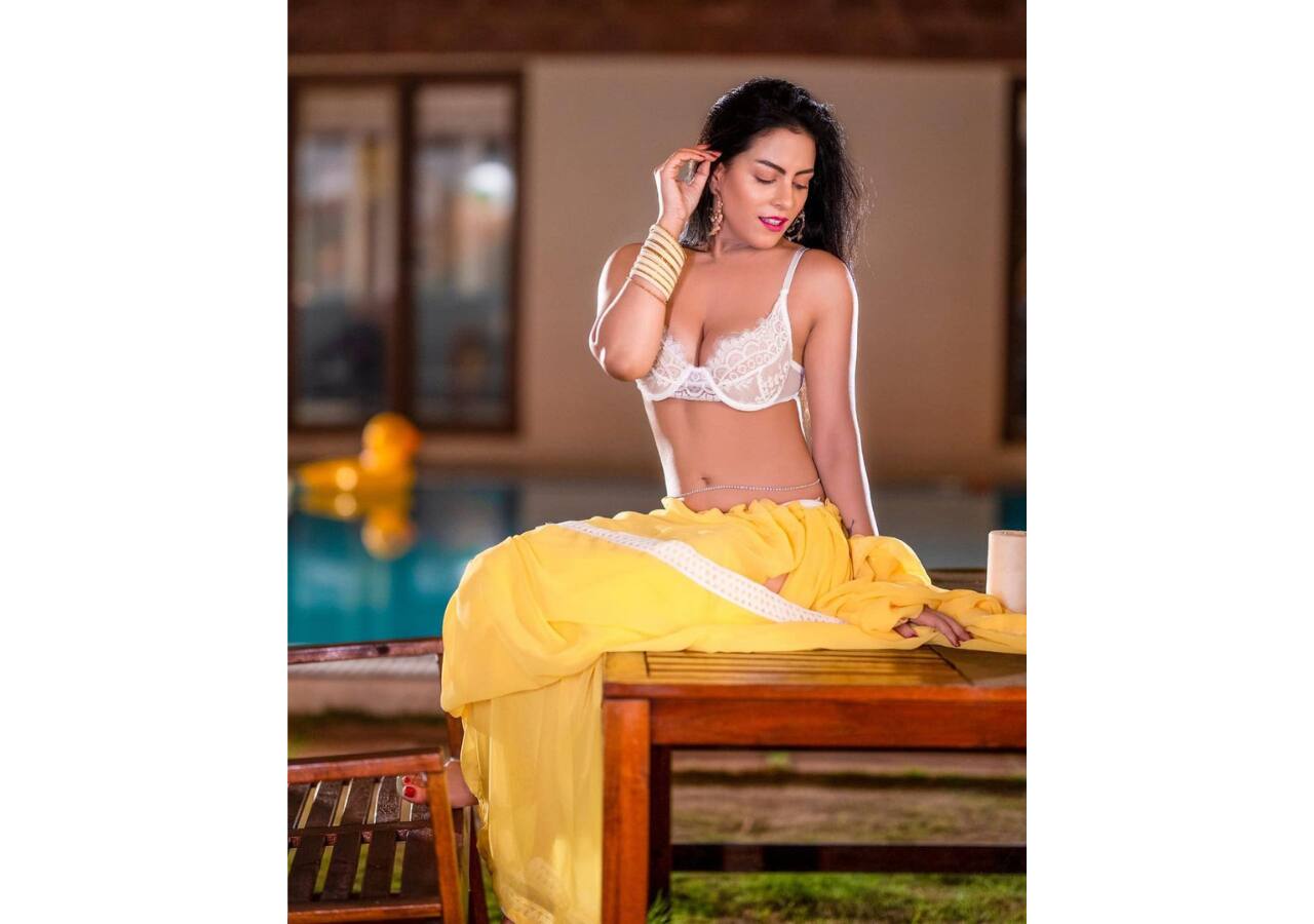 Ullu App series Palang Tod-Charmsukh fame Noor Malabika gives killer pose in saree - उल्लू की ...