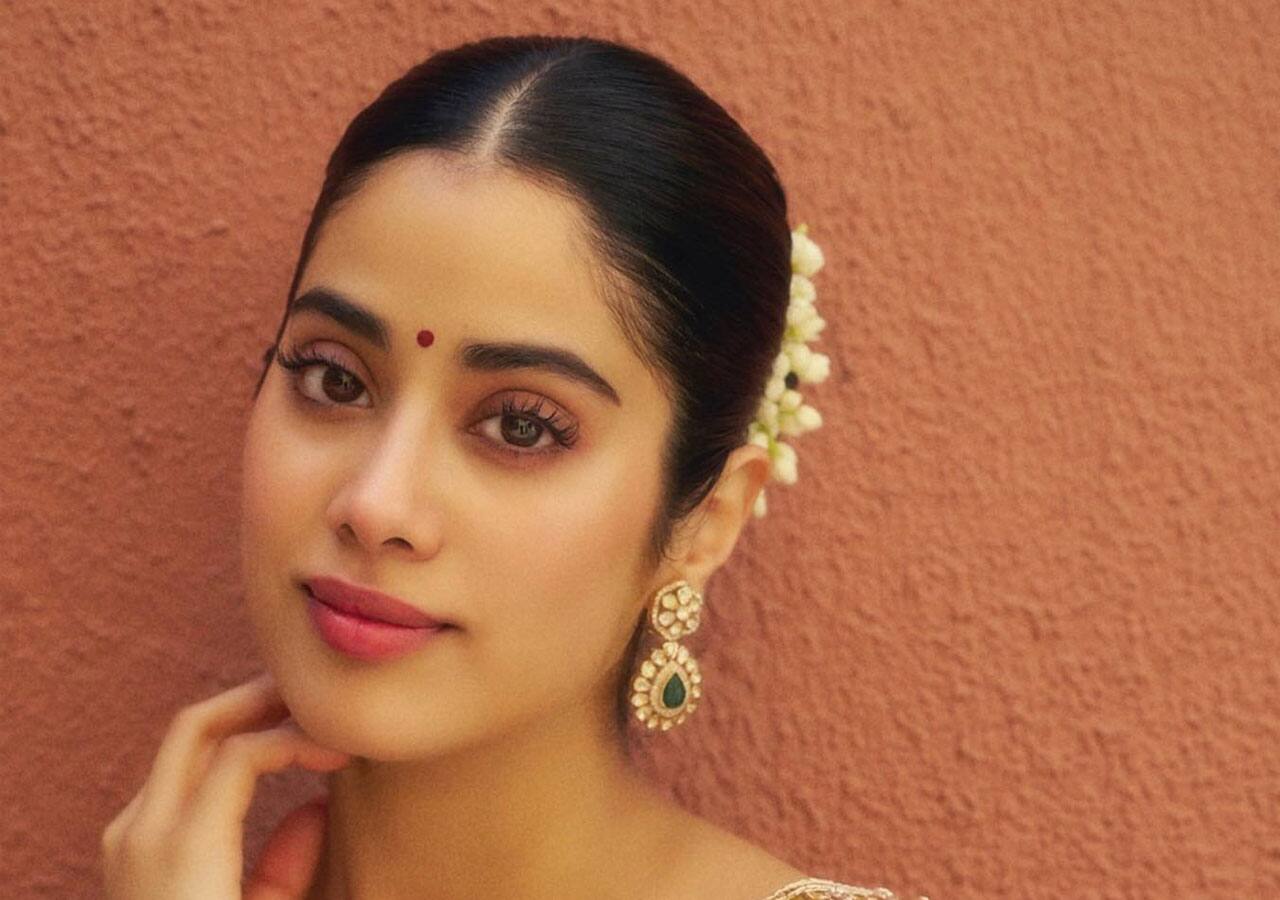 Janvhi kapoor Looks Beautiful In Yellow Saree On Ganesh Chaturthi 2023 people says looks like ...