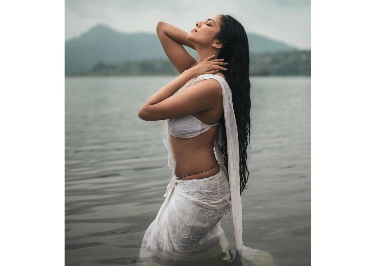South Indian actress Malavika Mohanan takes a dip in the lake in a white saree, oozes oomph
