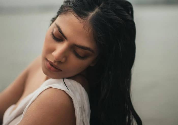 South Indian actress Malavika Mohanan takes a dip in the lake in a white saree, oozes oomph