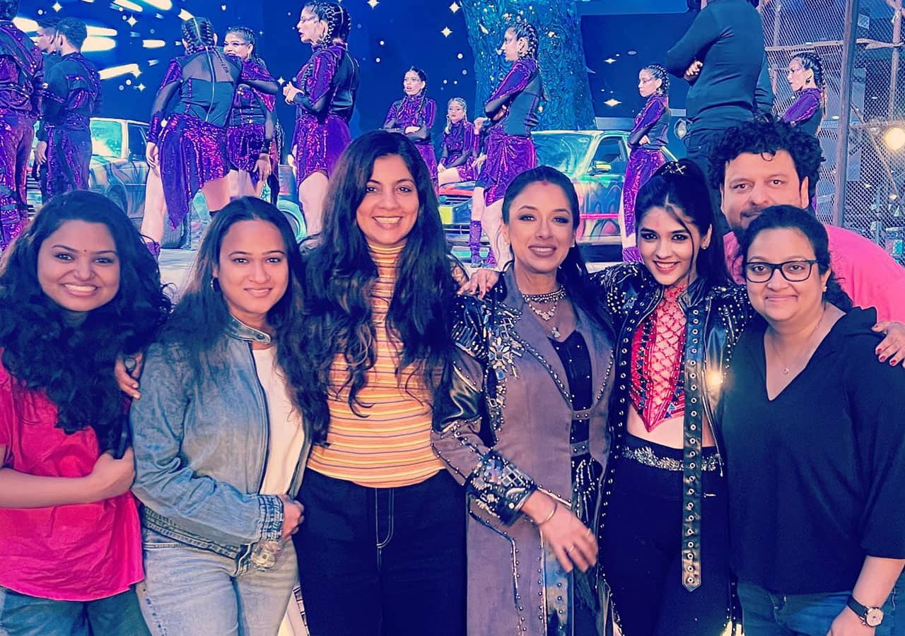 Star Parivaar Awards 2023: Rupali Ganguly flaunts 5 trophies, pens cute ...