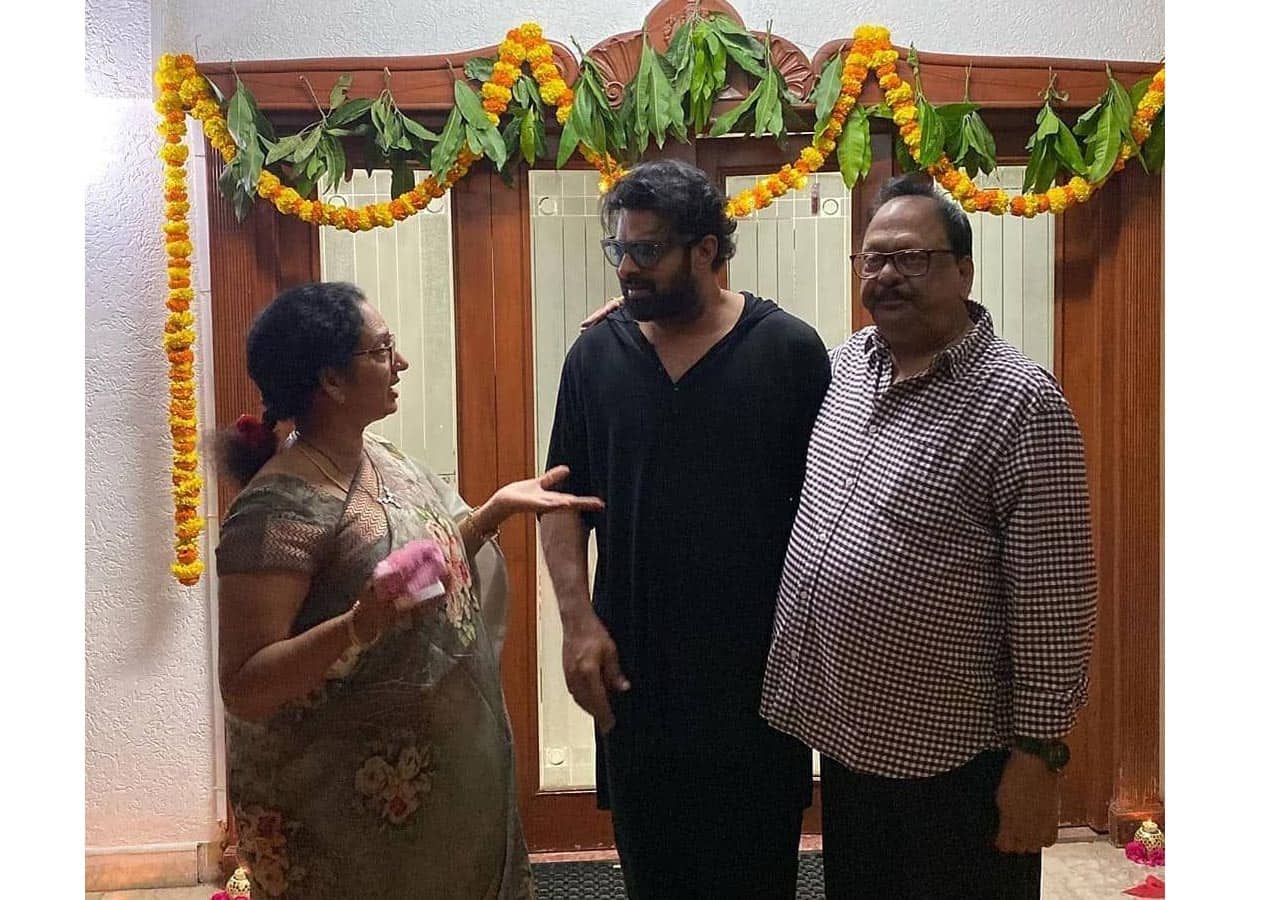 Prabhas' unseen pictures with his family that prove he holds his loved ...