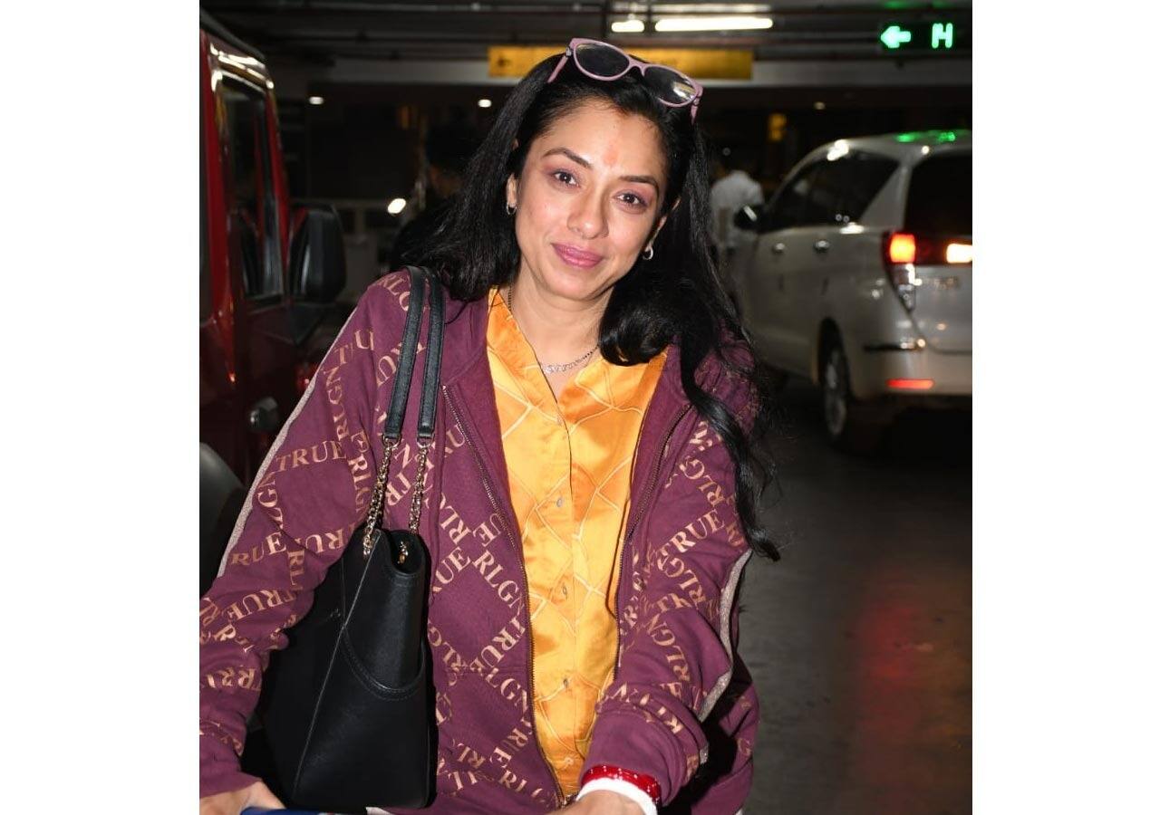 Rupali Ganguly visiting Vaishno Devi temple - रुपाली गांगुली ने वैष्णों ...