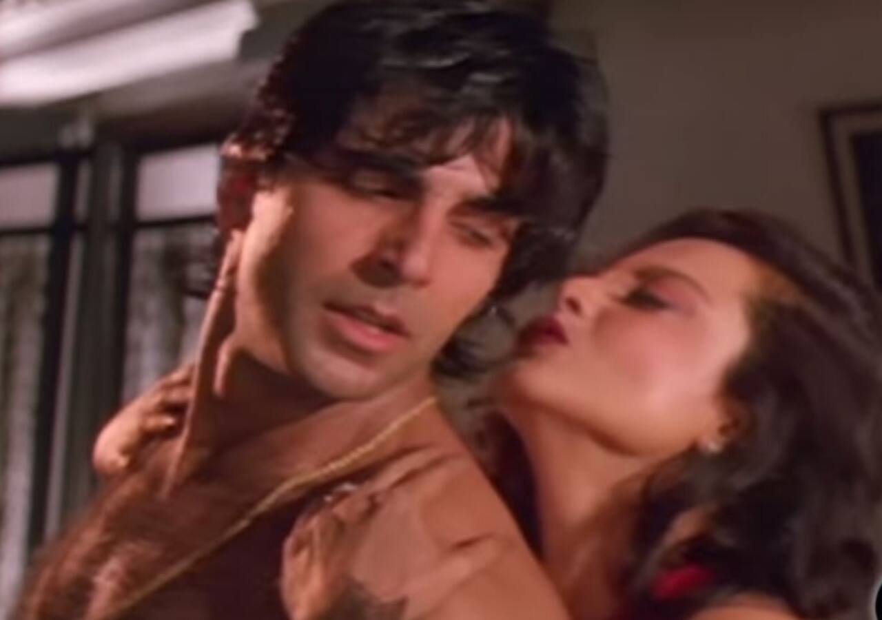 Akshay kumar and Rekha Bold scenes at bathroom- अक्षय कुमार और रेखा ने ...
