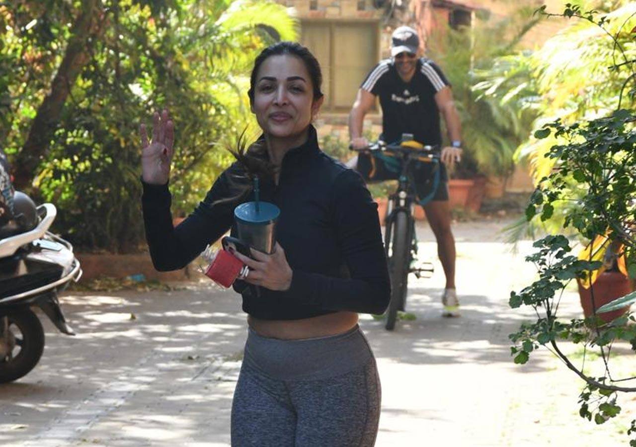 Malaika Arora oozes oomph in grey joggers and a black crop top; flaunt ...