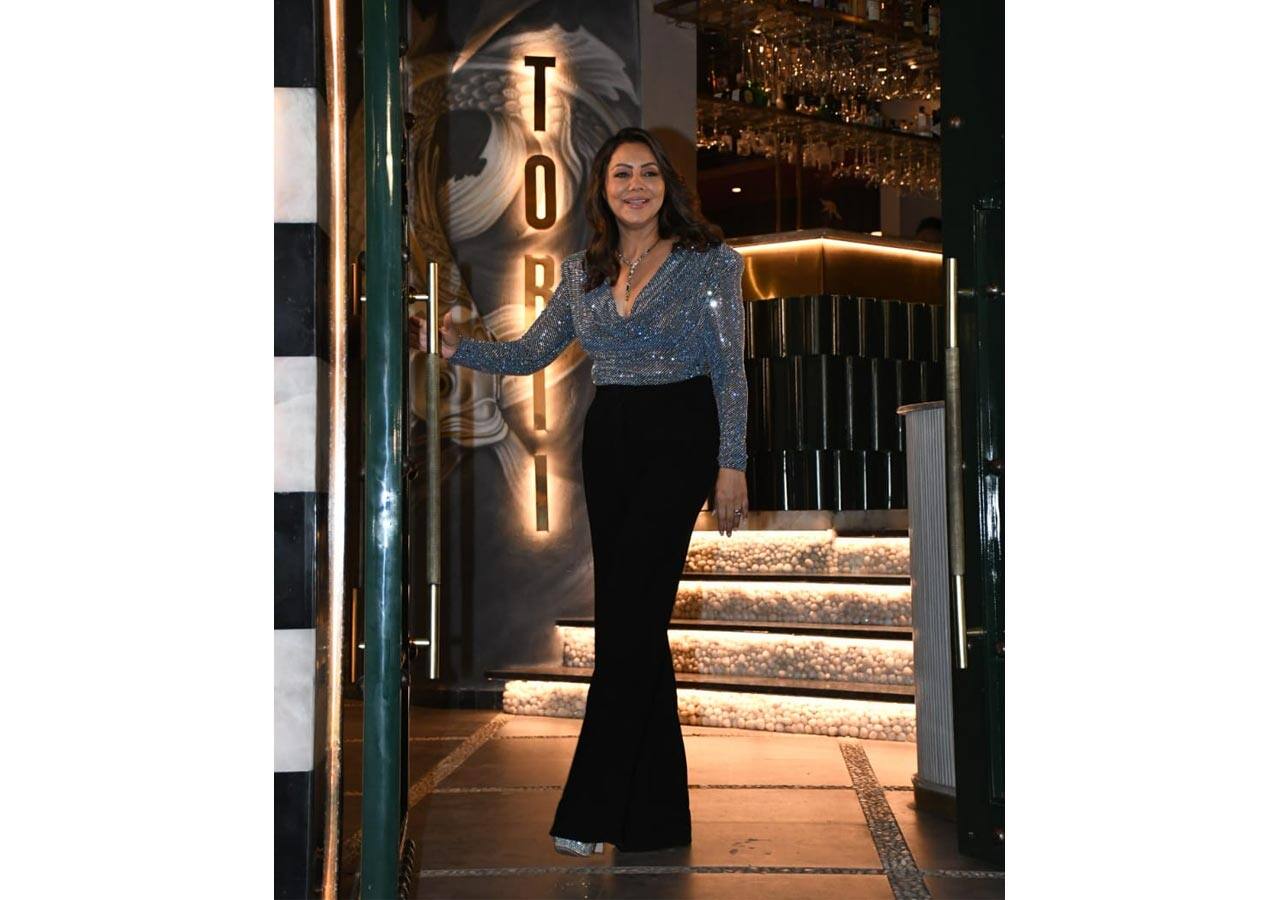 Karan Johar, Sussanne Khan and more celebs spotted at Shah Rukh Khan's ...