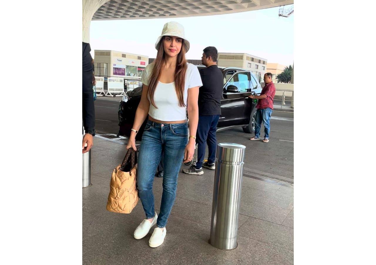 Esha Deol flaunts her fit body in a white crop top and denim at the ...
