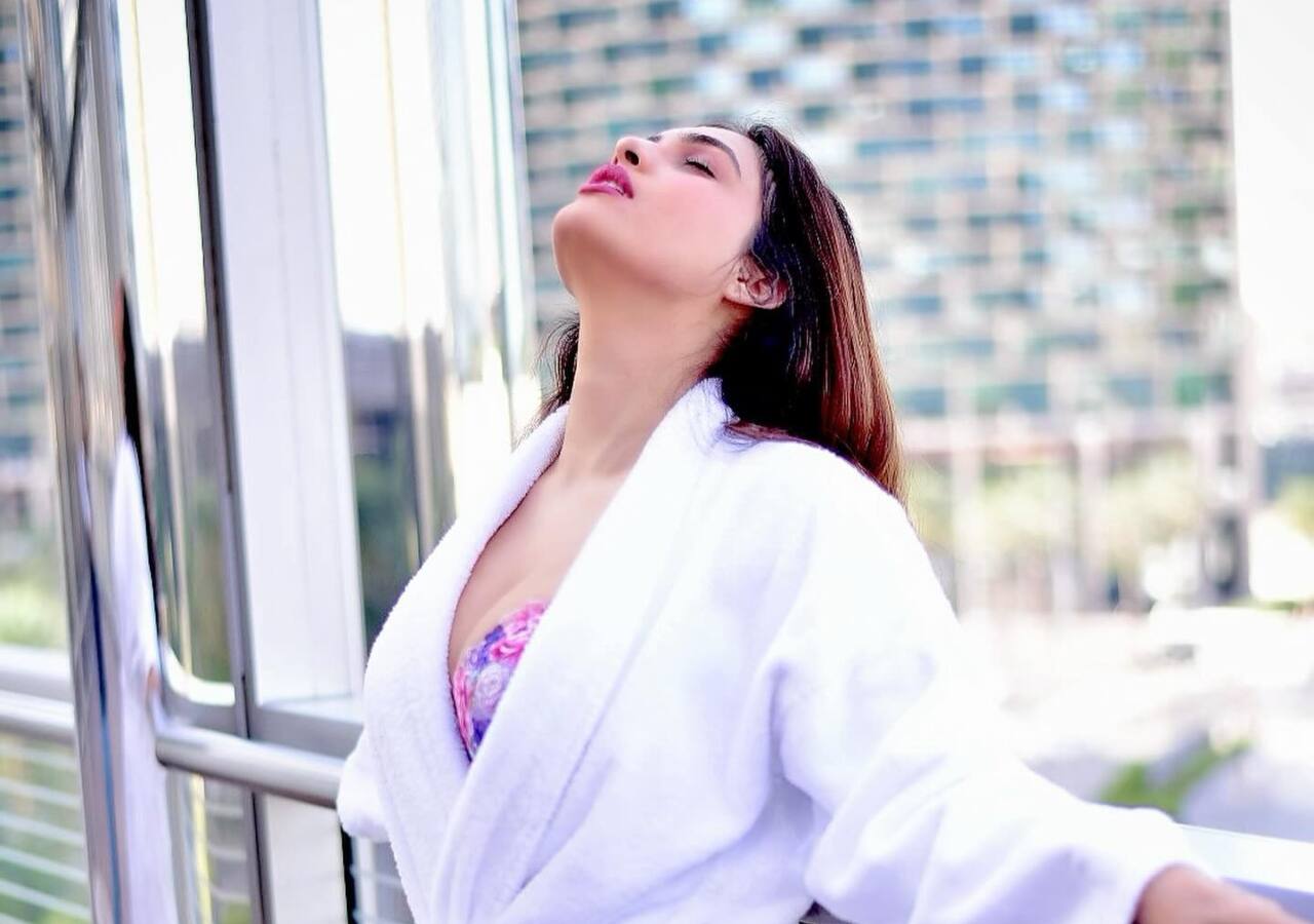 Neha Malik is bolder than sofia ansari and namrata malla- नेहा मलिक ने बाथरोब में दिए किलर पोज ...