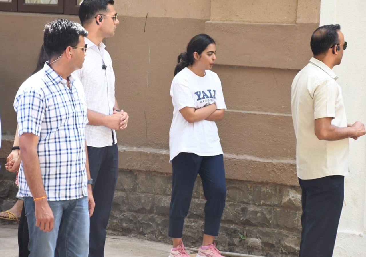 Isha Ambani proves she's like any regular mother as she patiently waits ...