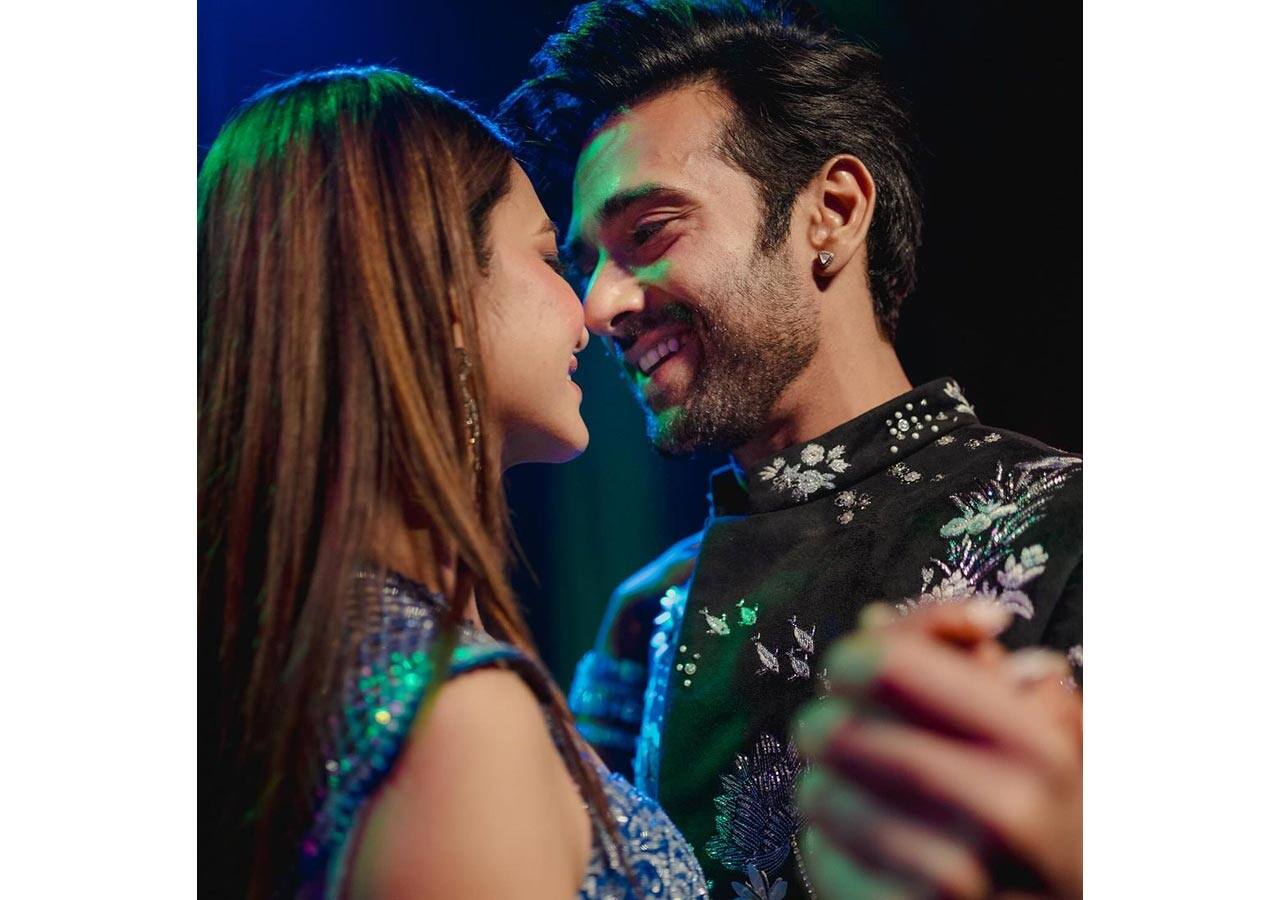 Kriti Kharbanda drops sparkling pictures from sangeet with Pulkit Samrat; reveals why they didn ...